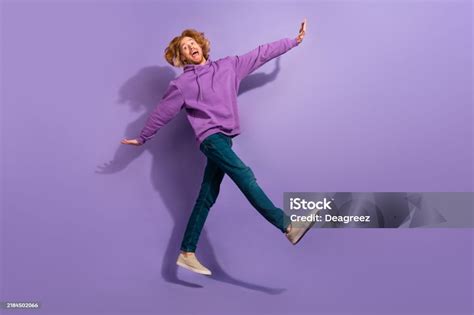 펑키 턱수염 오렌지 머리 남자의 전신 사진 운동복 청바지 부츠 착용 보라색 배경에 고립 된 30 34세에 대한 스톡 사진 및 기타 이미지 30 34세 감정 걷기