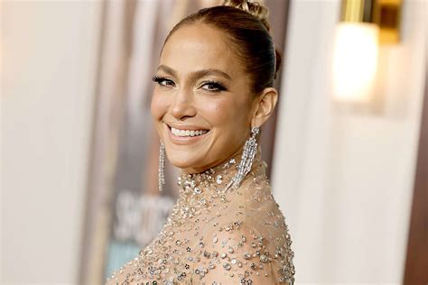 Jennifer Lopez Sparkles In Gold At The Shotgun Wedding Los Angeles Premiere