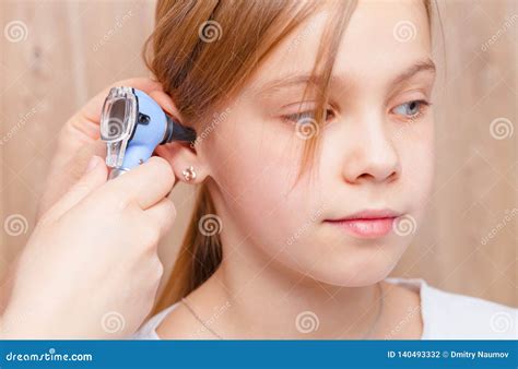 Kind Ent Controle Pediater Die Oor Van Elementair Leeftijdsmeisje