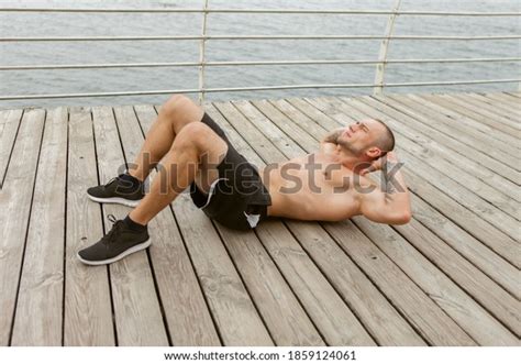 몸통 알몸체를 가진 남성 보디빌더들은 야외에서 스톡 사진 Shutterstock