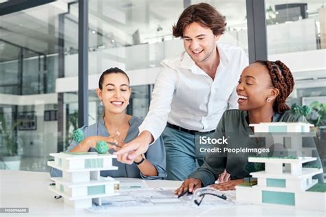 건축 건축 엔지니어링 또는 디자이너 및 팀워크 협업의 3d 모델 건설 또는 부동산 구조 아이디어 말하는 부동산 개발자를위한 미소 행복 또는 청사진 계획 20 24세에 대한