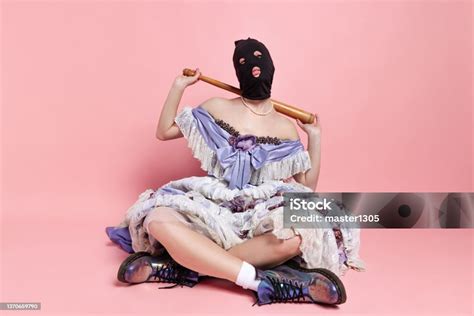 르네상스 스타일의 드레스와 분홍색 배경에 고립 된 검은 발라 클라바에서 중세 왕실 사람의 이미지에 젊은 재미 소녀의 만화 초상화 시대의 비교 아름다움 공작 부인에 대한 스톡