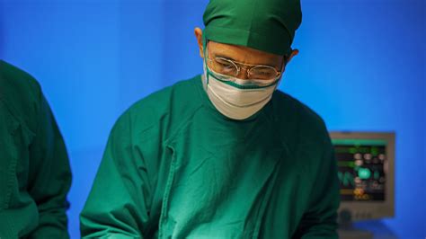 외과 의사는 병원에서 수술실에서 심각하게 부상 환자를 수술을 수행 2명에 대한 스톡 사진 및 기타 이미지 2명 30 34세 40 44세 Istock