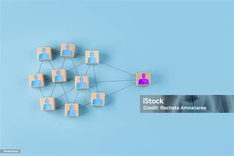 팀워크 개념 조직의 관리 차트 조직 구조 소셜 네트워크 파란색 배경에 대한 연결 네트워크를 연결하는 나무 큐브 블록 인쇄 화면