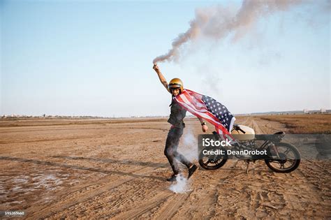 연기 폭탄을 들고 미국 케이프와 황금 헬멧을 착용 하는 남자 갈색 머리에 대한 스톡 사진 및 기타 이미지 갈색 머리 거친 기 Istock