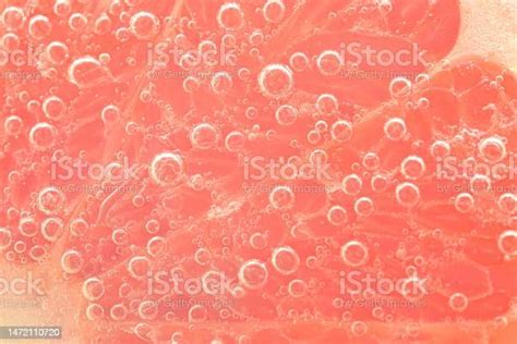 자몽 Sl의 클로즈업흰색 배경에 신선한 오렌지 슬라이스의 클로즈업 흰색 배경에 반짝이는 물에 오렌지 조각 클로즈업 수평 이미지