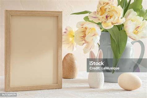 복사 공간이 있는 나무 프레임 꽃병에 튤립 테이블에 부활절 장식 0명에 대한 스톡 사진 및 기타 이미지 0명 건설 프레임 공휴일 Istock