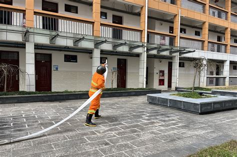 县第四中学开展微型消防站应急拉动演练