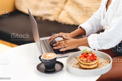 여자는 딸기와 맛있는 팬케이크 근처 노트북과 테이블에 손 25 29세에 대한 스톡 사진 및 기타 이미지 25 29세 가정의 방 건강한 생활방식 Istock