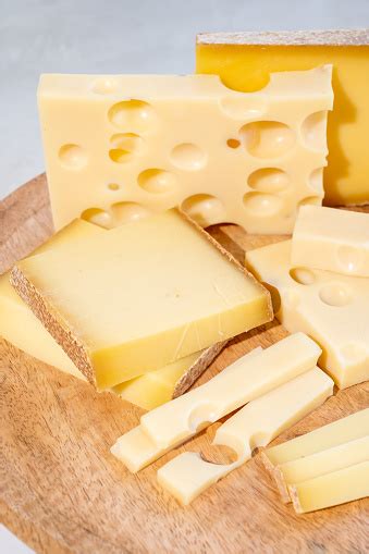 치즈 컬렉션 소우유로 만든 둥근 구멍이 있는 단단한 프렌치 치즈 콤비및 엠멘탈러 0명에 대한 스톡 사진 및 기타 이미지 0명