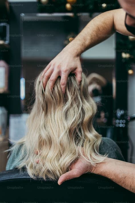 머리를 염색하고 미용실에서 하이라이트를 만든 후 여자의 아름다운 헤어스타일 그녀는 바이러스 전염병으로부터 보호하기 위해 보호용 안면 마스크를 착용하고 있습니다 사진