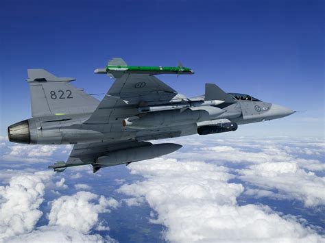 Военный самолет в небе обои для рабочего стола картинки фото