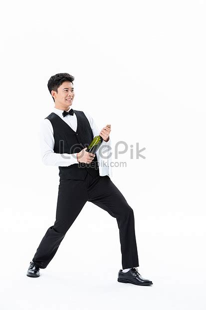 레드 와인을 여는 남성 웨이터 사진 무료 다운로드 Lovepik