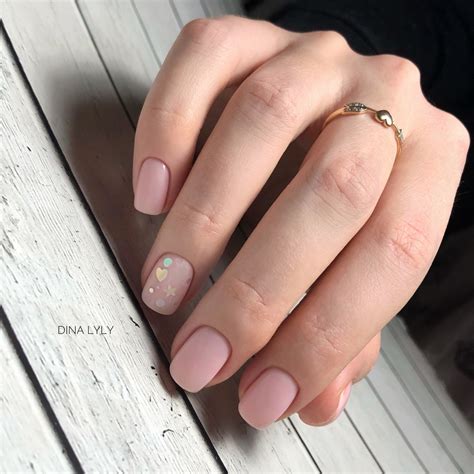 Нюдовый маникюр нежный Дизайнерские ногти Маникюр со снежинками Маникюр