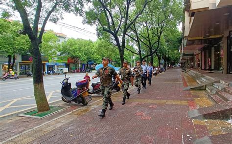 江华公安局联合武警联勤巡逻提升群众安全感巡特警