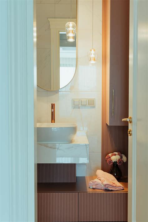 가정의 미학 거울 고급 욕실 고급 주택 고요한 공간 대리석 싱크대 대리석 특징 따뜻한 음색 따뜻한 조명 매력적인 욕실 모던한 분위기 미니멀리스트 스타일