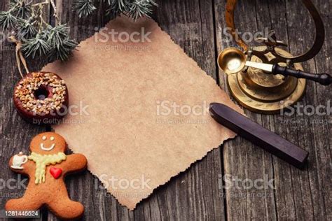 나무 배경에 빈티지 카드와 크리스마스 장식과 여전히 생활 갈색에 대한 스톡 사진 및 기타 이미지 갈색 개념 겨울 Istock