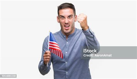 잘생긴 젊은 남자 미국의 국기 화가 지주 및 미친과 제기 손으로 소리 분노와 좌절 외치고 분노 개념 기에 대한 스톡 사진 및 기타 이미지 Istock