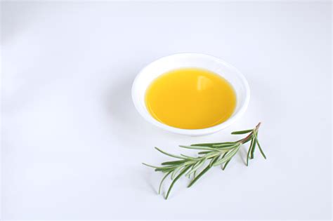 올리브 오일 도자기 접시 로즈마리 분기 격리 된 지중해 요리 개념 흰색 배경 상위 뷰 공간 최소한의 그림 복사 0명에 대한 스톡 사진 및 기타 이미지 Istock