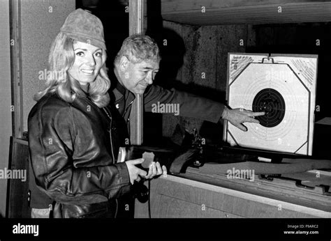 Deutsche Schauspielerin Ini Assmann Auf Dem Schießstand Deutschland 1960er Jahre German