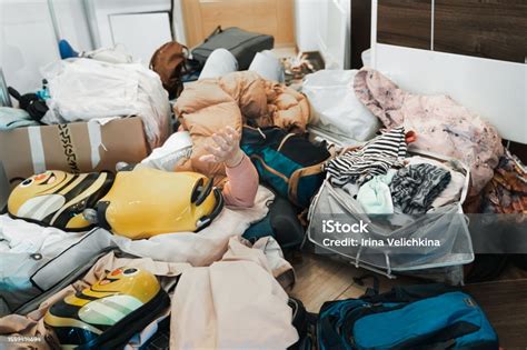 어려운 가족 여행 준비 아파트에서 집에서 많은 물건 옷 여행 가방 수하물을 풀고 포장합니다 많은 패키지 가방 혼란 무질서 휴가 여행 여행을위한 모임 0명에 대한 스톡 사진