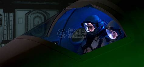 在机库的航天飞船上进行故障排除测试的宇航高清图片下载 正版图片503909547 摄图网