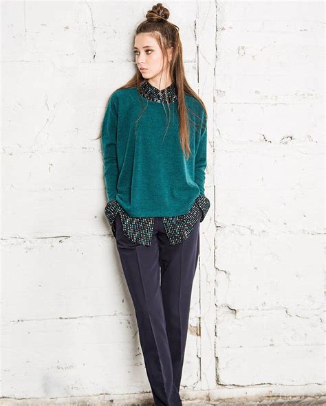 Брюки из плотного трикотажа, рубашка из вискозы и джемпер цвета малахит ...