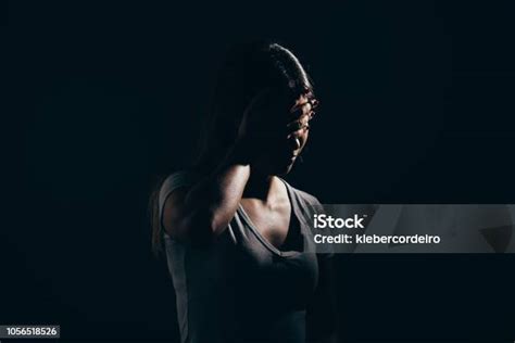 어두운 방에서 슬픈 여자입니다 우울증과 불안 장애 개념 우울함에 대한 스톡 사진 및 기타 이미지 우울함 여자 한 명의 여자만 Istock