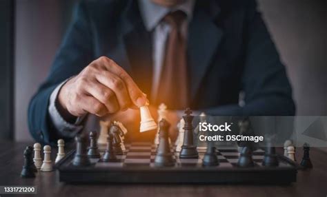 사업가는 체스 보드 게임을 한다 비즈니스 경쟁 및 팀 워크를위한 흰색 체스 팀과 검은 체스 팀 아이디어 체스에 대한 스톡 사진