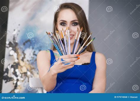 Artista De Sexo Femenino Joven Que Pinta La Imagen Abstracta En El Estudio Retrato Atractivo