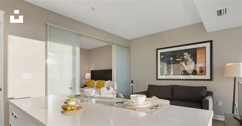 흰색 테이블에 흰색 세라믹 플레이트 사진 Unsplash의 무료 부엌 이미지