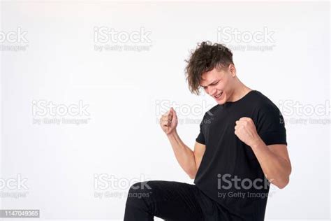 행복 한 만족 젊은 남자 축 하 하 고 성공 응원 팔꿈치와 같은 흰색 배경에 대 한 예를 굽 혀 긍정적 인 감정 흰색 바탕에 스튜디오 촬영 감정에 대한 스톡 사진 및 기타