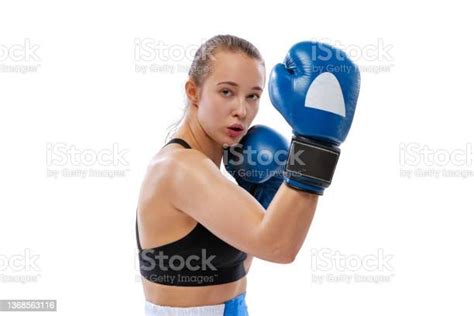 젊은 아름다운 소녀의 초상화 권투 반바지와 장갑에 전문 복서 흰색 스튜디오 배경에 고립 포즈 스포츠 공부 경쟁의 개념 20 24세에 대한 스톡 사진 및 기타 이미지 Istock
