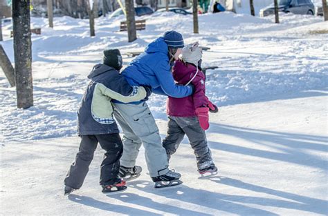 어머니와 아이 아이스 얼음 야외 아이스 링크에서 스케이트 동안 만들기 기차 10 11세에 대한 스톡 사진 및 기타 이미지 10 11세 3 명 40 44세 Istock