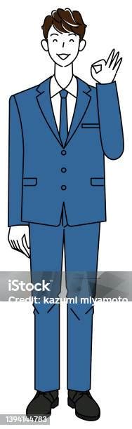 양복을 입은 귀여운 남자가 좋은 아이디어를 생각해 낸 후 웃고 Ok를 포즈를 취합니다 전신 스탠딩 일러스트 레이 션 벡터 20 29세에 대한 스톡 벡터 아트 및 기타 이미지