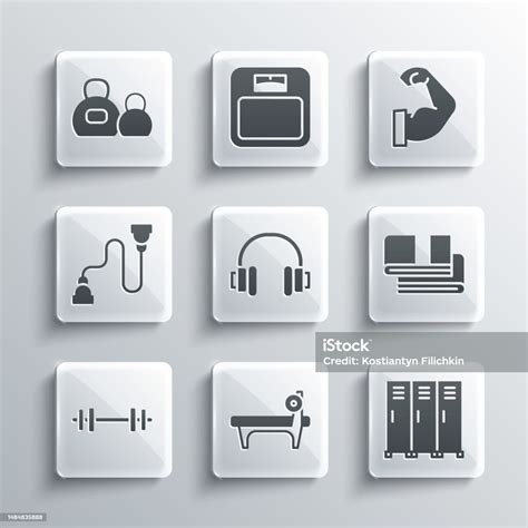 바벨 사물함 또는 탈의실 수건 더미 헤드폰 바벨 가슴 확장기 케틀벨 및 보디빌더 근육 아이콘이 있는 벤치를 설정합니다 벡터