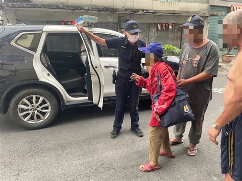 失智老婦迷途 里港暖警護送安全返家