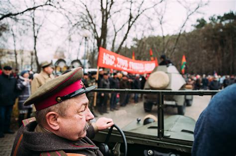 호몔 벨라루스입니다 10 월 혁명의 세기에 대 한 축 하에 소련 붉은 군대의 군인의 형태로 Reenactors 10월에 대한 스톡 사진 및 기타 이미지 Istock