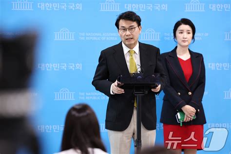 답변하는 윤상현 후보 뉴스1