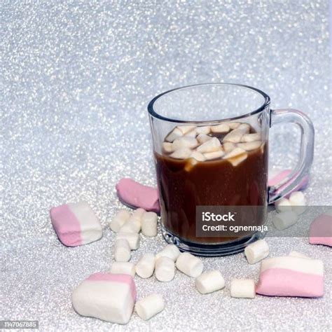 은색 배경에 달콤한 마 시 멜로 공기와 뜨거운 맛 있는 커피 0명에 대한 스톡 사진 및 기타 이미지 0명 겨울 계피 Istock