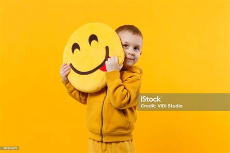 귀여운 꼬마 소년 34 년 된 노란색 옷을 입고 밝은 오렌지 벽 배경 어린이 스튜디오 초상화에 고립 사람들이 진심으 감정 어린 시절 라이프 스타일 개념 복사 공간을 비웃는