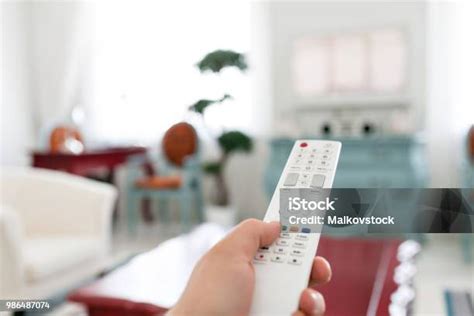 흰색 원격 제어를 사용 하 여 프로그램 전환 또는 버튼을 누르면 Tv 키패드입니다 밝은 거실 아침 유럽 홈입니다 가정의 방에 대한 스톡 사진 및 기타 이미지 Istock