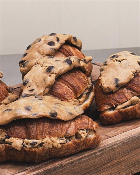 서울페이스트리 해외에서 난리난 🍪 크루아상 쿠키 ㅣ 크루키 프랑스산 버터와 밀가루로 만든 크루아상에 정성스럽게 만든 초코쿠키 도우를 속과 겉에 올려 다시한번 구워