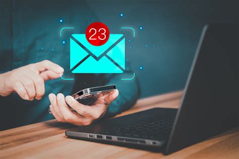 성인 남성은 휴대 전화를 들고 전자 메일 또는 전자 메일에 대 한 가상 화면 뉴스 레터로 터치 이메일 마케팅 및 뉴스 레터 알림 경고 스마트 폰의 기술 및 인터넷 가상