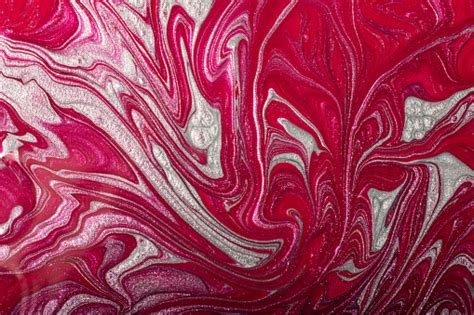 추상적인 핑크와 실버 쉬머 배경 컨셉을 구성합니다 액체 네일 래커의 아름다운 얼룩 유체 예술 회화 기술을 부어 디지털 장식으로 좋은 공간을 복사합니다 수평 사진 Gui