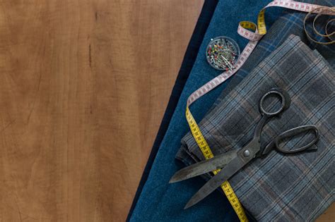 오래 된 빈티지가 위 접힌 모직 섬유 위에 누워 재단사의 작업 테이블의 하향식 보기 테일러드 클로딩에 대한 스톡 사진 및 기타 이미지 테일러드 클로딩 패션 아틀리에