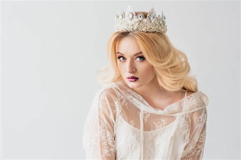 붉은 입술으로 아름 다운 패션 모델 및 파란 눈과 금발 머리에 제 관의 초상화 공주에 대한 스톡 사진 및 기타 이미지 공주 머리 모양 몰도바 Istock