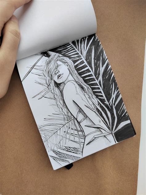 Рисунок девушка линерами Рисунки Рисунок Уроки искусства