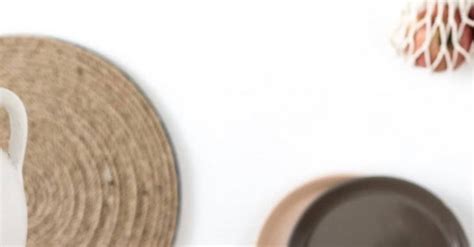 가정 용품 거친 검소한 고요한 교활한 균형 깔끔한 깨끗한 라인 단순한 단순한 아름다움 도자기 드라이플라워 러스틱 목조 테이블 미니멀리스트 배열