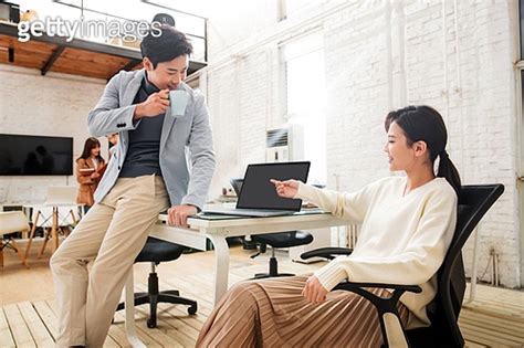 스타트업 소기업 라이프스타일 비즈니스 비즈니스미팅 미팅 회의실 사무실 업무현장 팀워크 노트북컴퓨터 개인용컴퓨터 이미지 Vs11978120